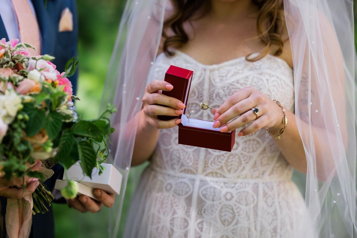 A Summer Charlottesville Vineyard Wedding - Kara Leigh Creative